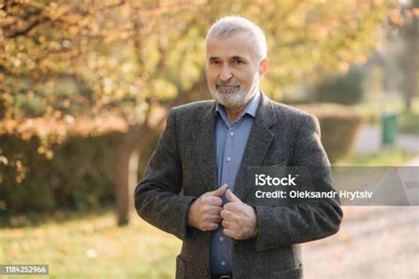 Yakışıklı Yaşlı Adam Gri Bir Ceket Giyiyor Yaşlı Gri Saçlı Sakallı Adam