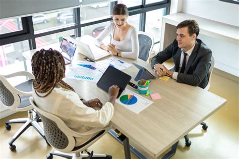다양한 동료들이 브레인 스토밍에 모여 통계에 대해 함께 논의합니다 브레인 스토밍 사업 계획을 함께 수행하는 사람들 동료들이 모입니다 팀 브레인 스토밍 작업 개념 회의