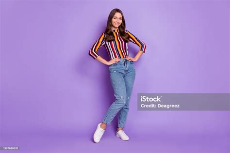 밝은 보라색 색상 배경에 고립 된 캐주얼 옷에 미소 쾌활한 행복한 여성의 전체 길이 신체 크기 사진 보라색 배경에 대한 스톡