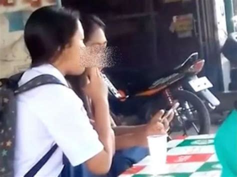 Dua Siswi SMP Ngerokok Di Pinggir Jalan Viral Isapannya Terlihat Mahir