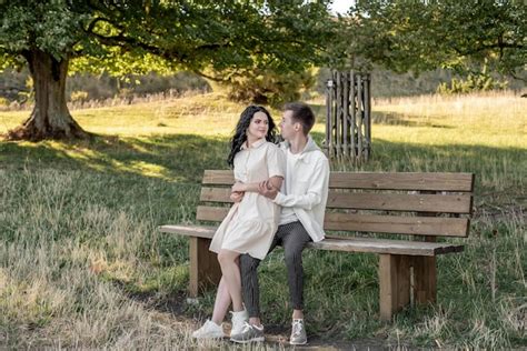 Una Pareja Enamorada Un Chico Y Una Chica Se Sientan En Un Banco Y Se
