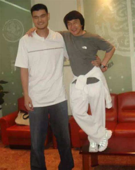 跟姚明合影有讲究：奥尼尔在身边也显娇小 杨幂姿势最合理