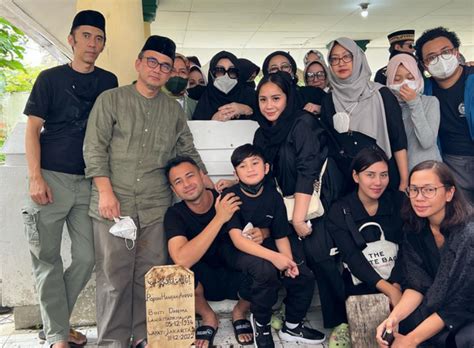 Bantu Pemakaman Mamih Popon Raffi Ahmad Turun Ke Liang Lahat Okezone