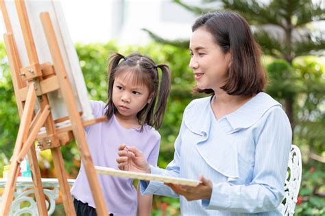 정원에서 아이 소녀와 그림을 그리는 아시아 엄마 여자와 아이 소녀는 정원에서 함께 놀고 있습니다 2명에 대한 스톡 사진 및 기타 이미지 Istock