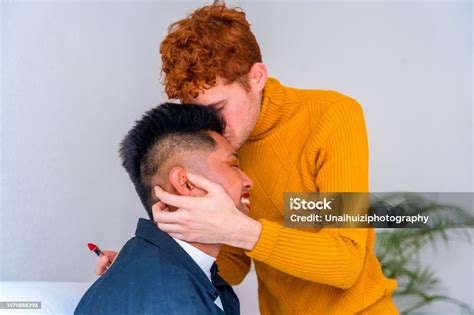 화장을 하는 아름다운 게이 커플 집에서 실내에서 로맨틱한 키스 Lgbt 개념 20 24세에 대한 스톡 사진 및 기타 이미지 20 24세 25 29세 2명 Istock