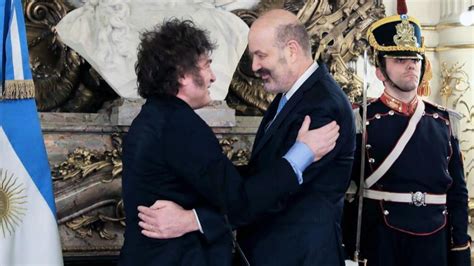 Milei firmó la reglamentación que declara la esencialidad del servicio