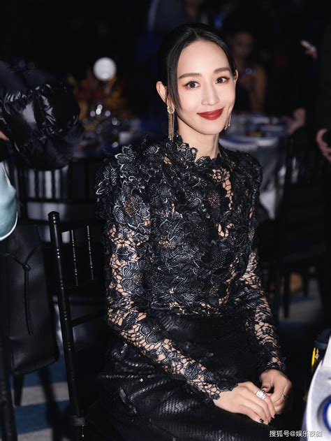 张钧甯一袭黑色镂空上衣写真神秘而性感魅力十足气质举止人心