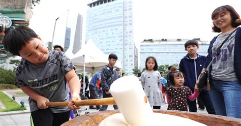 온 힘 다해 떡메치기