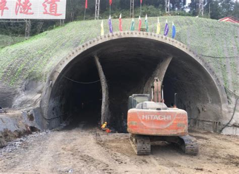 贵州第一长隧桐梓隧道右洞出口端工区与4 斜井工区顺利贯通 贵州陆通工程管理咨询有限责任公司