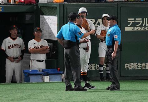 ＜巨・広12＞6回、打者・矢野から代打・二俣の時、杉内コーチがマウンドに向かう。阿部監督が投手交代を告げるも、審判が協議。一度は交代を認めない
