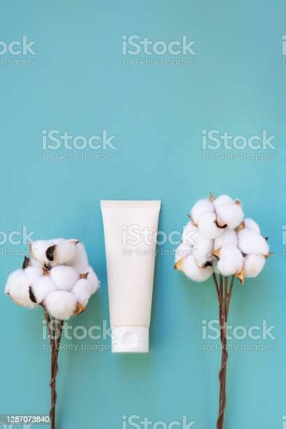 세로 형식입니다 얼굴 몸 손 머리카락 발을 위한 부드럽고 섬세한 화장품의 컨셉 0명에 대한 스톡 사진 및 기타 이미지 0명