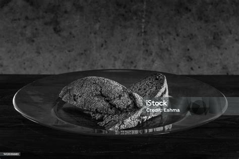 거친 더러운 벽에 대한 큰 유리 접시에 빵 두 조각 0명에 대한 스톡 사진 및 기타 이미지 0명 갈색 개념 Istock