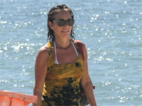 Andréa Beltrão Surge De Biquíni Na Praia E Corpo De ‘boneca Causa