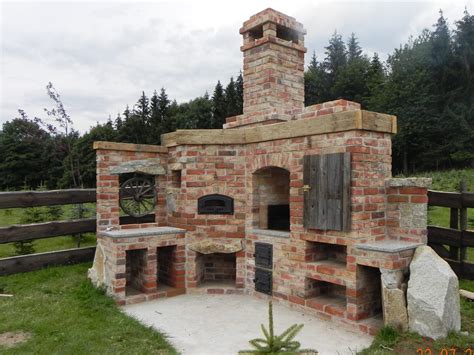 Grill ogrodowy murowany Grill murowany w ogrodzie z cegły