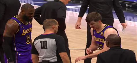 Nba Talking Heads On Twitter レイアップに失敗した後のオースティン・リーブスは、レブロンが笑う中、レフリーに