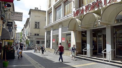 Pourquoi La Mairie De Carcassonne A Enlevé Les Bancs Devant Monoprix