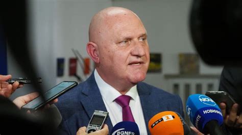 Служебният министър на образованието Предламе 130 скок от средната заплата за възнаграждения