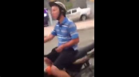 VIDEO Jednom rukom vozi a drugom radi ono što većina obavlja nasamo
