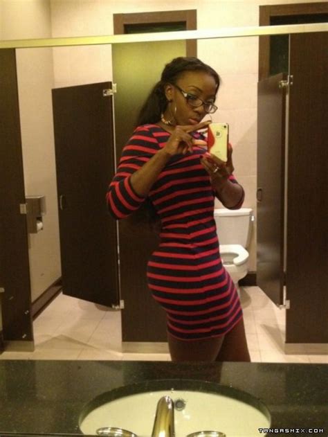 Rabudas Gostosas Gostosas No Espelho Mostrando O Rabo