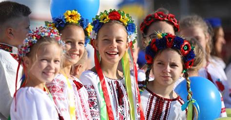 День вишиванки 2020 листівки і привітання у віршах і прозі гарні