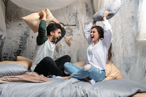 Casal Apaixonado Luta Travesseira Jogar Na Cama Imagem De Stock