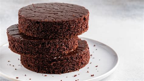 You Can Use Dental Floss To Level A Cake
