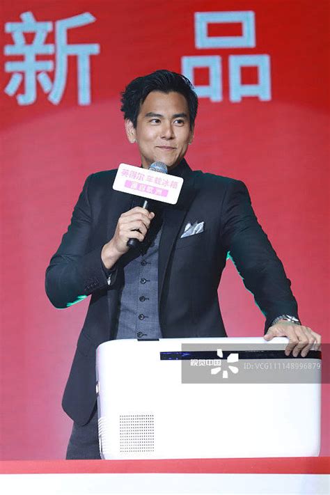 彭于晏：黑色西装灰色马甲 紧身牛仔裤皮鞋帅气绅士 搜狐大视野 搜狐新闻