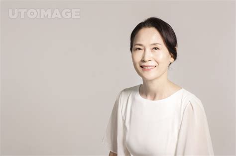 오팔세대 중년여성 뷰티 020 Pho678 유토이미지 사진 사람 생활 Pho678d 실내 스튜디오 컨셉