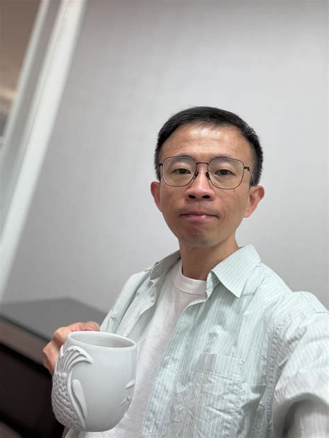 阿妹有首歌「偷故事的人」，我是「偷咖啡的大叔」，下午忙裏偷閒去茶水間喝咖啡，但下班搭上捷運才想到忘記投錢了！ 忙著拍照忘記了😭