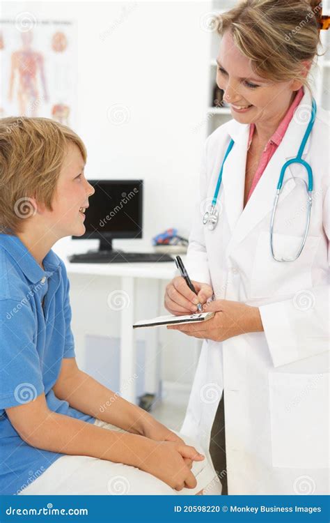 Weiblicher Doktor Der Mit Jungem Jungen Spricht Stockfoto Bild Von
