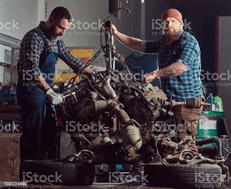 2 명의 수염된 역학 전문가 차고에서 유압 리프트에 발생 하는 자동차 엔진 수리 금속의에 대한 스톡 사진 및 기타 이미지 금속의 기계공 기술자 Istock