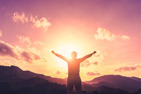 남자는 산과 일몰 하늘 추상적 인 배경의 상단에 손을 올립니다 자유의 공간을 복사 좋은 느낌과 여행 모험 휴가 개념 빈티지 톤