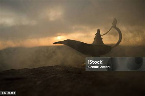 Artisanal 알라딘 아라비 안 나이트 요정 스타일 오일 램프 부드러운 빛 흰 연기와 함께 고 대 일몰 산 배경 고대 유물에 대한 스톡 사진 및 기타 이미지 Istock