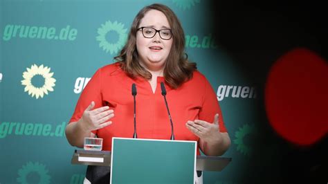 Hass Gegen Politiker Warum Es Vor Allem Junge Frauen Wie Ricarda Lang Trifft