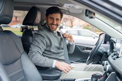 자동차 안의 카메라를 향해 미소 지으며 안전 벨트를 매고 있는 사업가 고정시킴에 대한 스톡 사진 및 기타 이미지 고정시킴 교통수단 남자 Istock