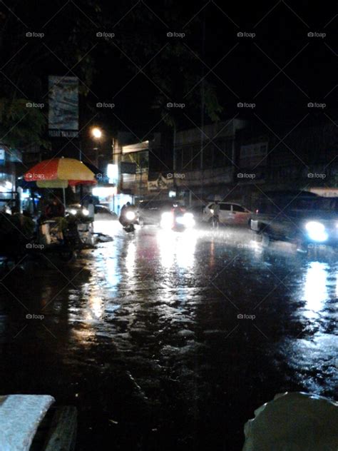 Top Foto Hujan Malam Hari Taman Rumah