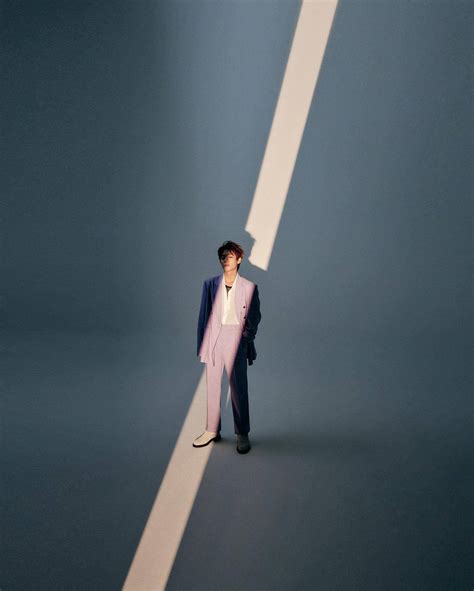 朴志训《esquire》杂志公开 一如既往帅气地小眨！ 搜狐大视野 搜狐新闻