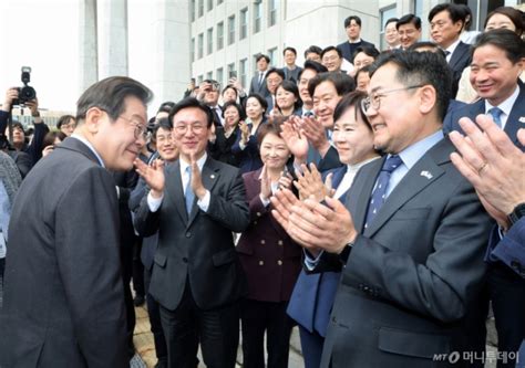 당대표 내려놓은 지지율 1위 이재명 세 번째 도전서 대권 잡을까