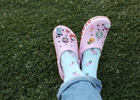 How To Shrink Crocs To Fit Your Feet 4 Simplest Techniques