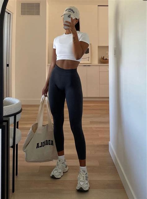 Pin by Juliana Barco on Style References | Fitness wear outfits, Outfits with leggings, Cute gym ...