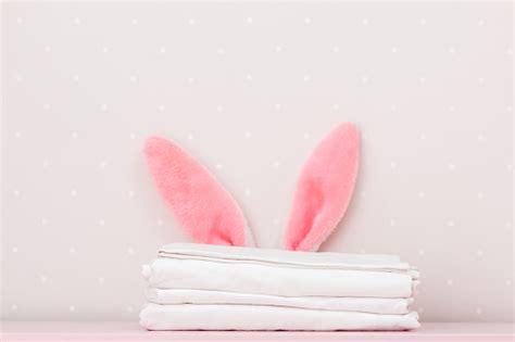 깨끗한 흰색 침구와 부활절 토끼 귀 드레싱 테이블에 배경 조명 벽의 클로즈업 스택 복사 공간 부활제에 대한 스톡 사진 및 기타