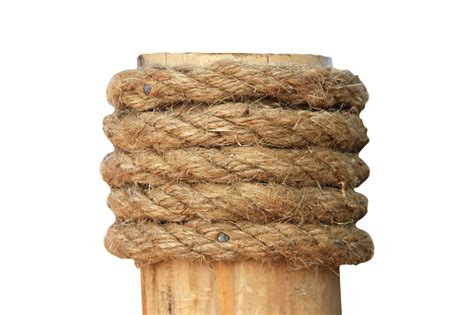 매듭이 있는 밧줄 개체를 단단하고 안전하게 고정하는 데 유용하며 클리핑 패스가 있는 흰색 배경에 강력하게 격리됩니다 개념에 대한