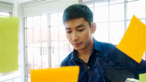 비즈니스 사람들은 프로젝트 계획 위원회에서 일합니다 계획에 대한 스톡 사진 및 기타 이미지 계획 끈적거리는 나무 기둥 Istock