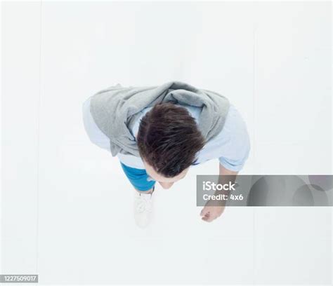 백인 젊은 남성 힙스터 따뜻한 옷을 입고 흰색 배경 앞에서 걷고 20 24세에 대한 스톡 사진 및 기타 이미지 20 24세