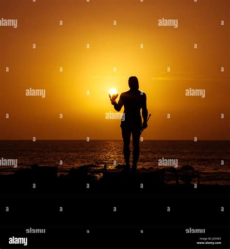 Bronzestatue Silhouette Hi Res Stock Photography And Images Alamy