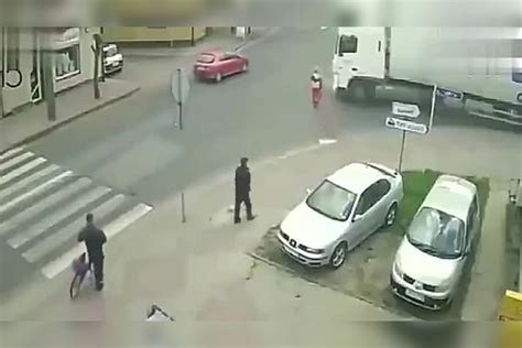 女子到死都没明白，大货车怎么发动的，监控还原真相监控真相女子