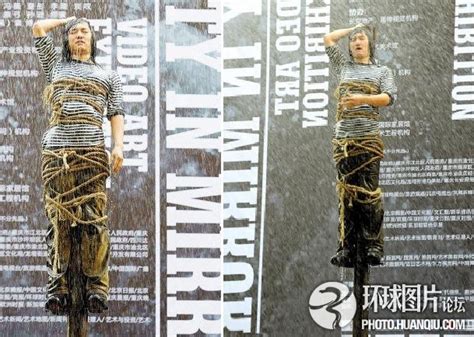 女行为艺术家与猪裸睡 盘点各国出位行为艺术