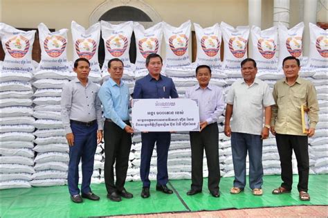 សម្តេចតេជោ ហ៊ុន សែន ផ្តល់អង្ករចំនួន ១០០តោន ដល់អាជ្ញាធរខេត្តស្វាយរៀង