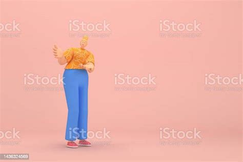 파란색 코듀로이 바지를 입고 롤빵에 묶인 황금 머리를 가진 여자와흰색 줄무늬가 있는 주황색 티셔츠 그녀는 말할 때 손의