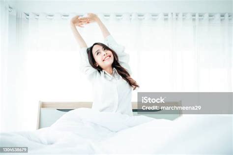 아름다운 여성 아시아 침실에서 아침에 일어나 그녀는 스트레칭과 신선한 느낌입니다 건강한 생활방식에 대한 스톡 사진 및 기타